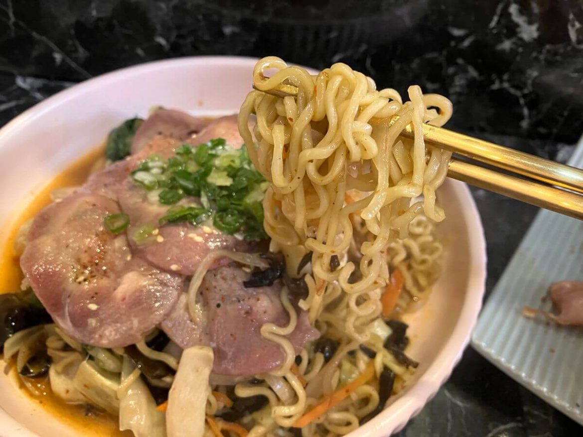 【台中北區】Uncle J 1983 J大叔 | 炒泡麵炒烏龍推薦！餐廳環境菜單價位介紹 - 美食遊人