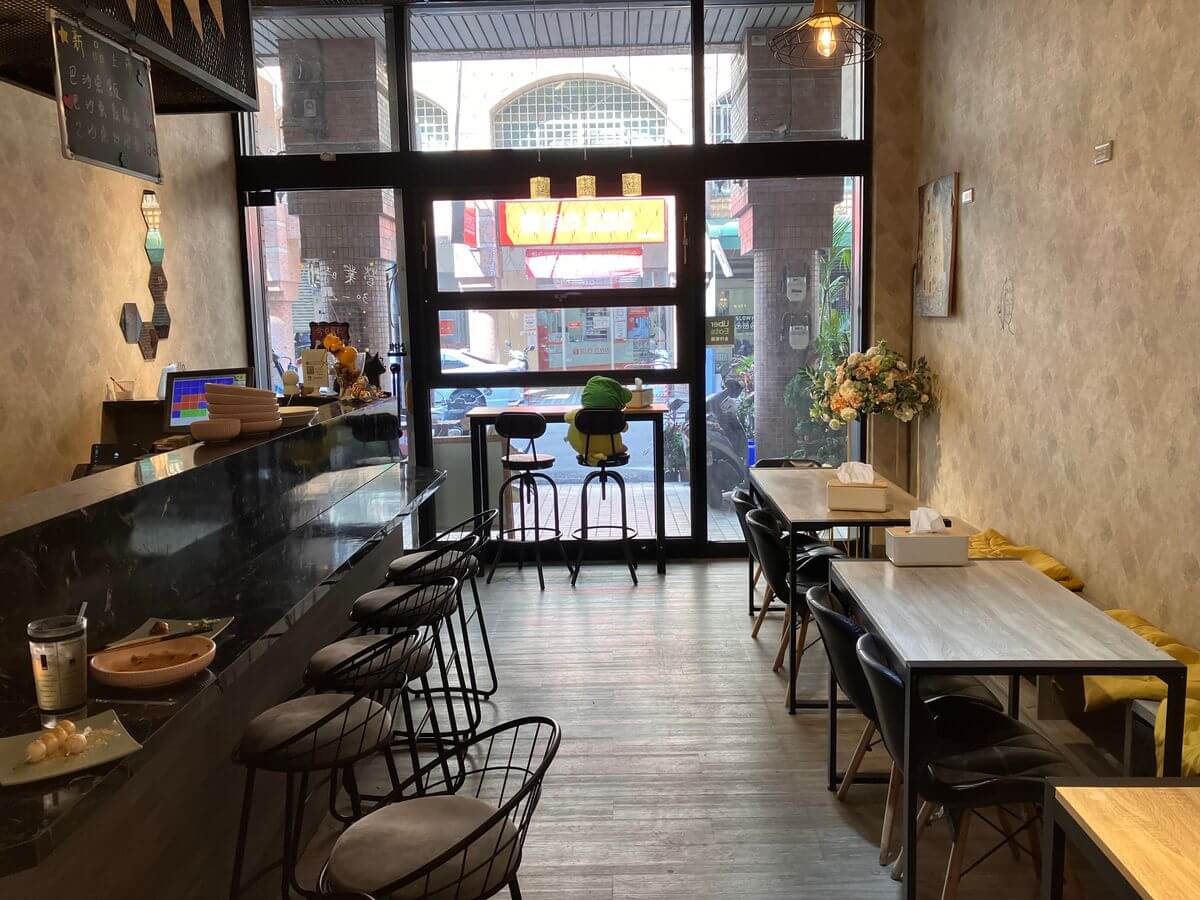 【台中北區】Uncle J 1983 J大叔 | 炒泡麵炒烏龍推薦！餐廳環境菜單價位介紹 - 美食遊人